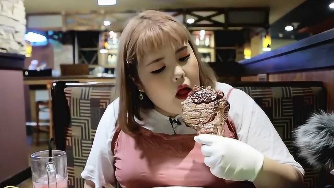 韩国吃播：秀兰吃播牛排，直接下手抓，太豪爽了！_腾讯视频