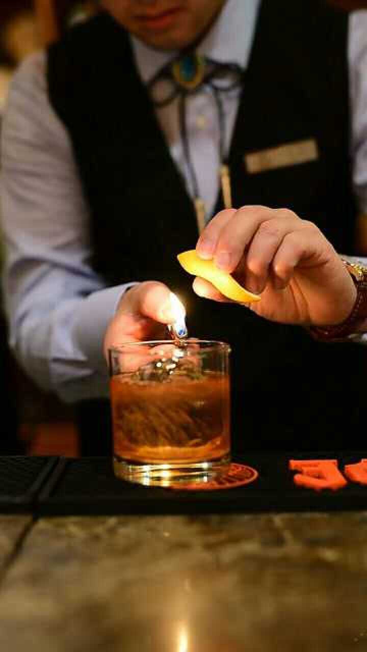 调酒师教你这样进行橙子皮取香_腾讯视频
