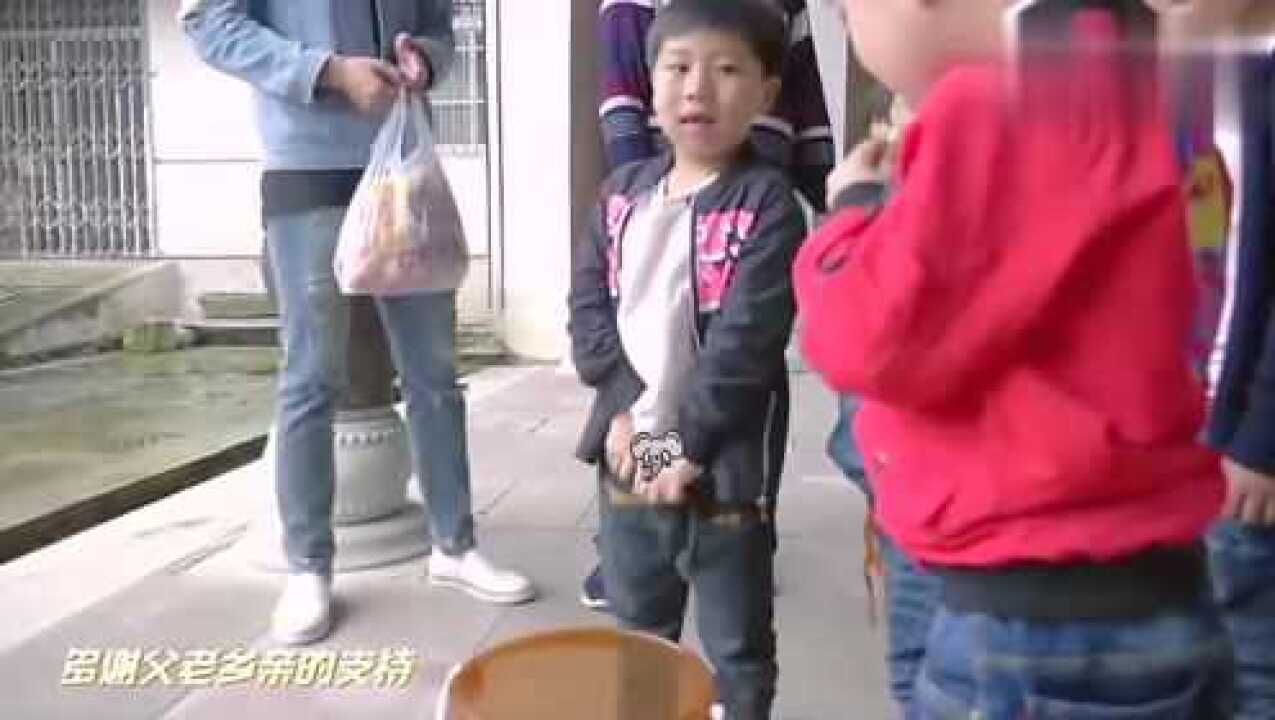 王青诱哄小孩尿尿，直呼：有尿尿的给糖吃！这段太逗了！_腾讯视频