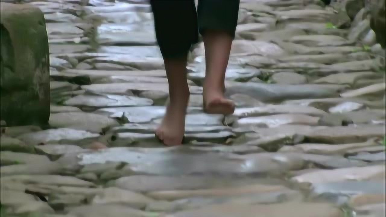 小姑娘光着脚跑去上学,怀里抱着完好的布鞋,却舍不得穿!腾讯视频