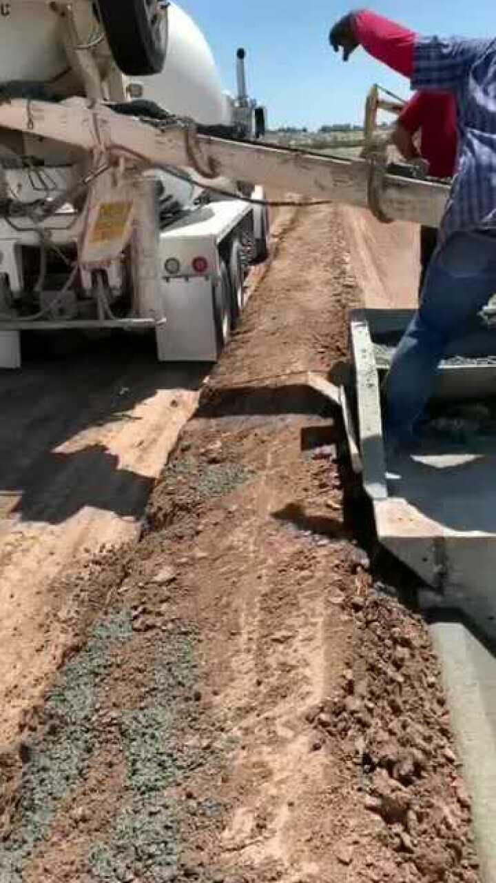 修路神器！三个人一辆车，一天能修好几十公里_高清1080P在线观看平台_腾讯视频