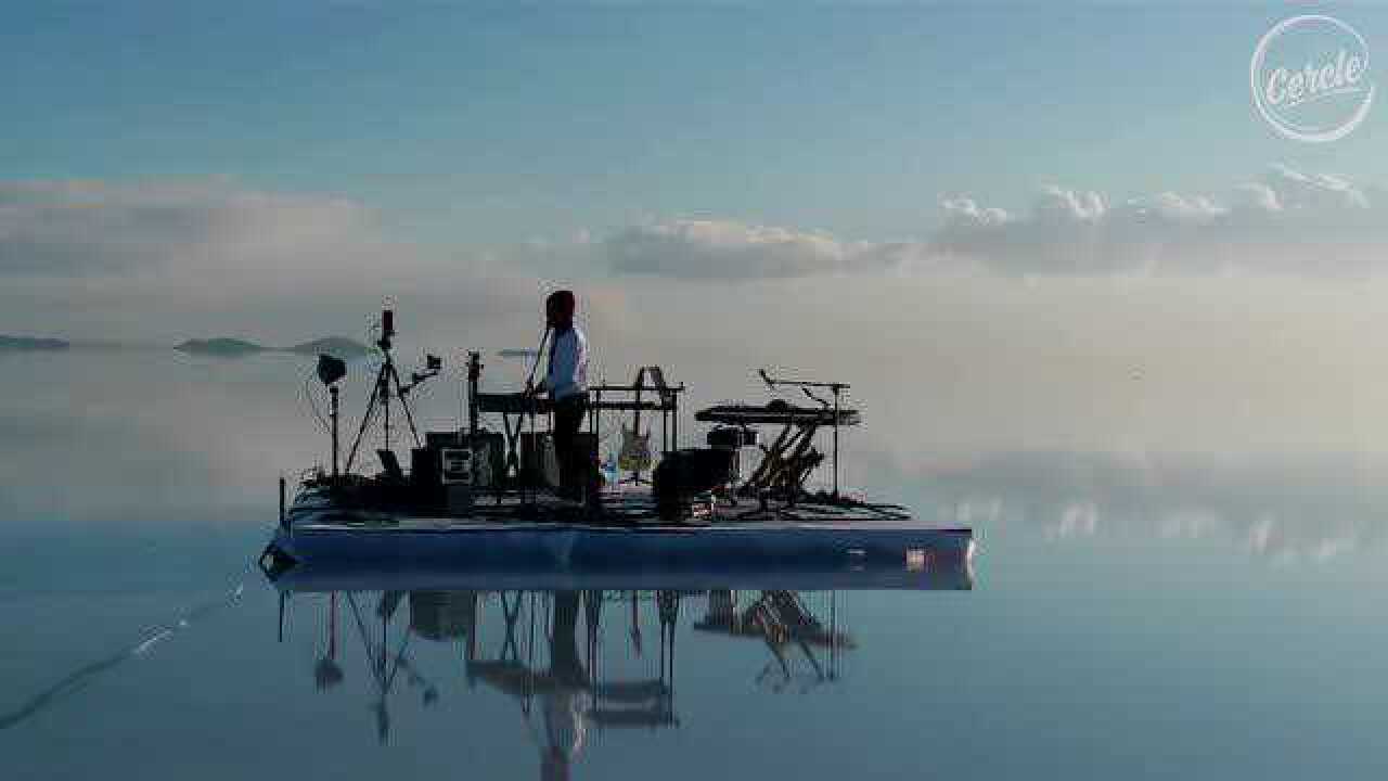 FKJ live at Salar de Uyuni in Bolivia for Cercle_腾讯视频