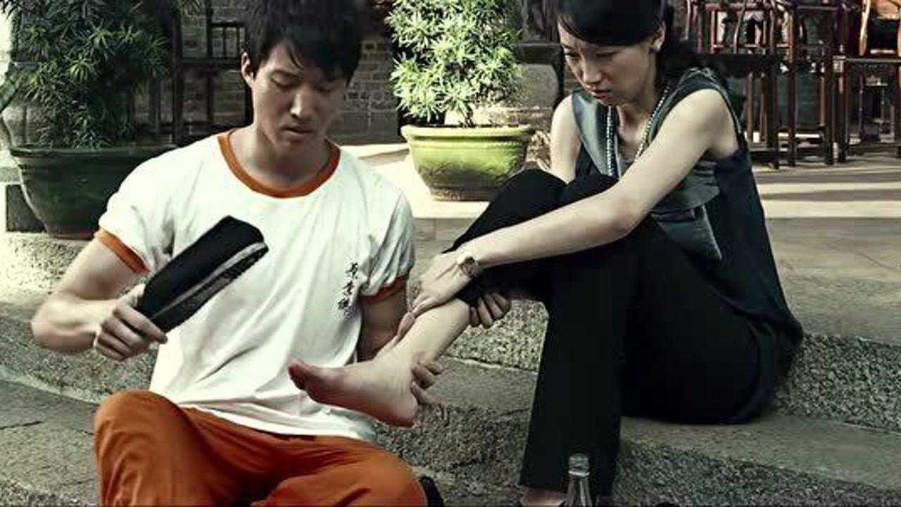 穿高跟鞋是有代价的，女孩不小心扭伤脚，看着都疼高清1080p在线观看平台腾讯视频