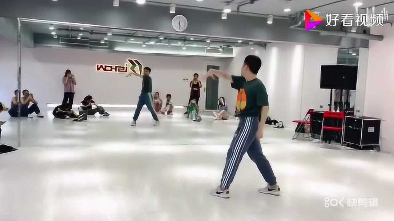 学跳中老年Waacking甩手舞《NoRoots》正背面演示-附慢动作分解-太喜欢这种视频了！：有正面演示，包括舞者真人全身在内的背面镜像分解 ...