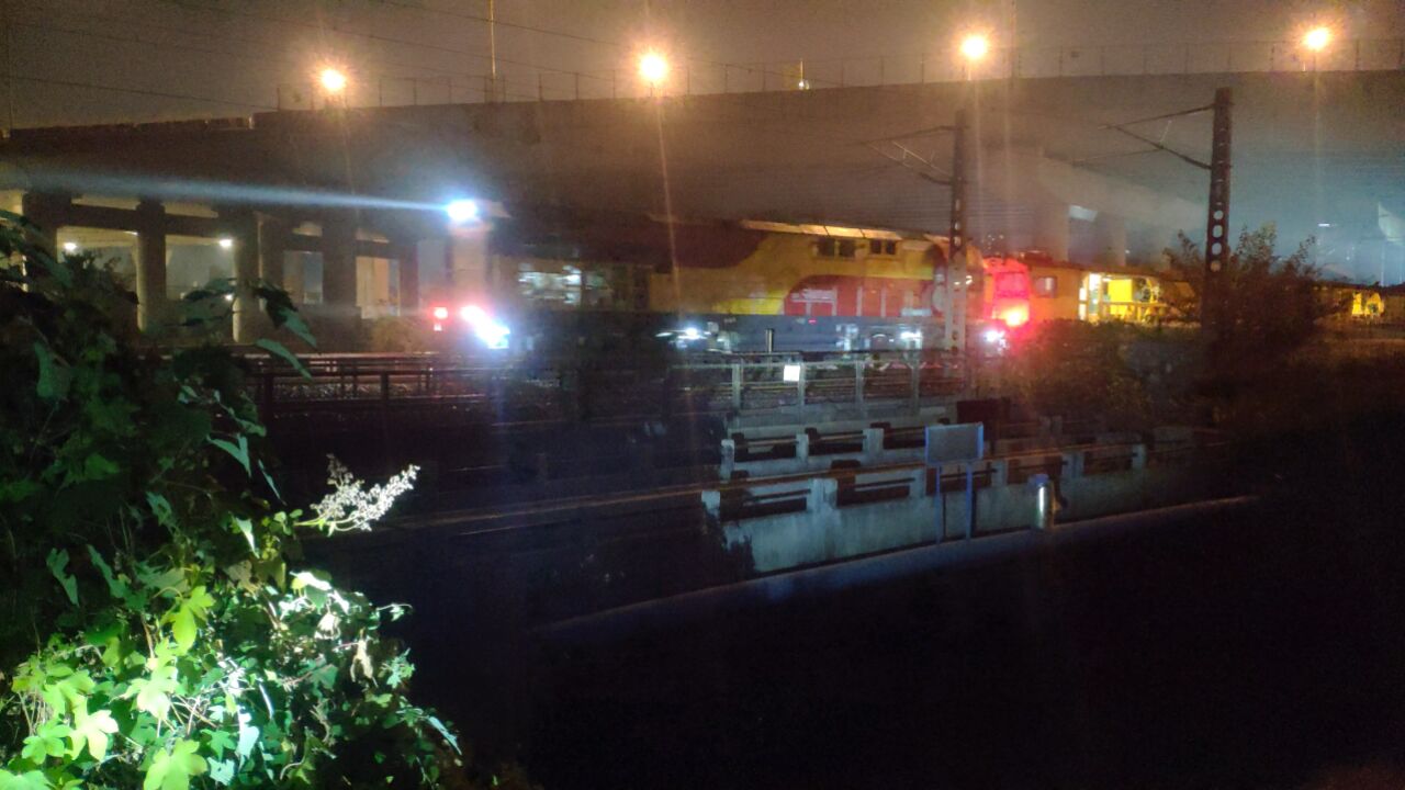 HXN5B牵引GMC-96X钢轨打磨机通过浦镇站_高清1080P在线观看平台_腾讯视频
