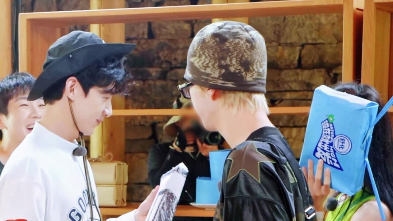 水枪的诱惑→白敬亭范丞丞九点商店争抢水枪_高清1080P在线观看平台_腾讯视频