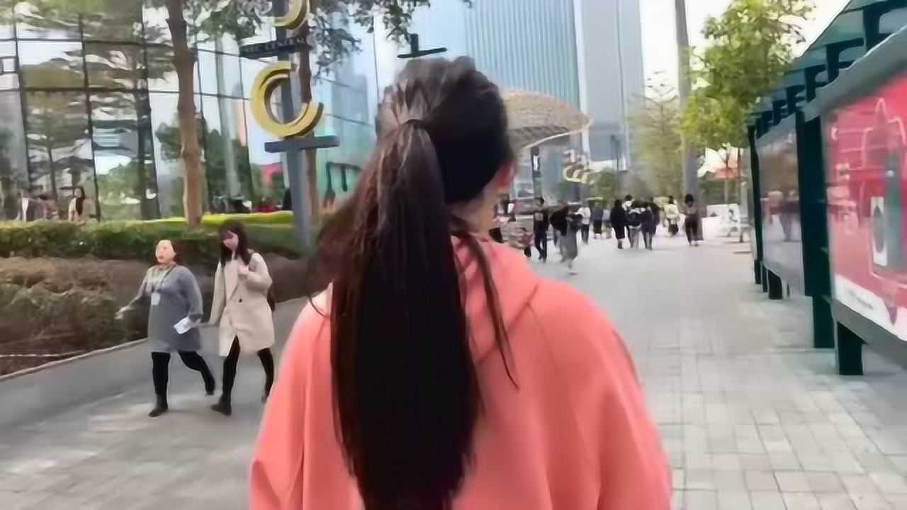 帅哥在路边，看见一位这么漂亮的美女，这难道就是传说中的背影杀_高清1080P在线观看平台_腾讯视频