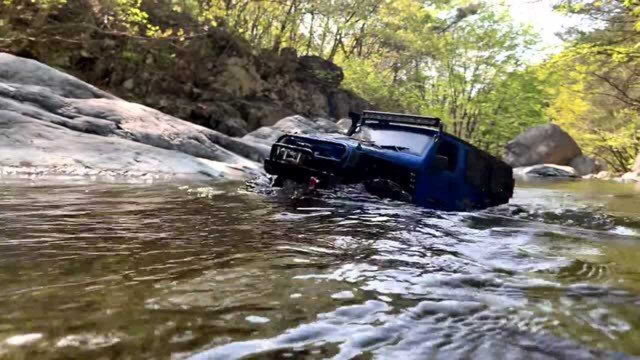 4K RC遥控吉普牧马人越野车涉水测试