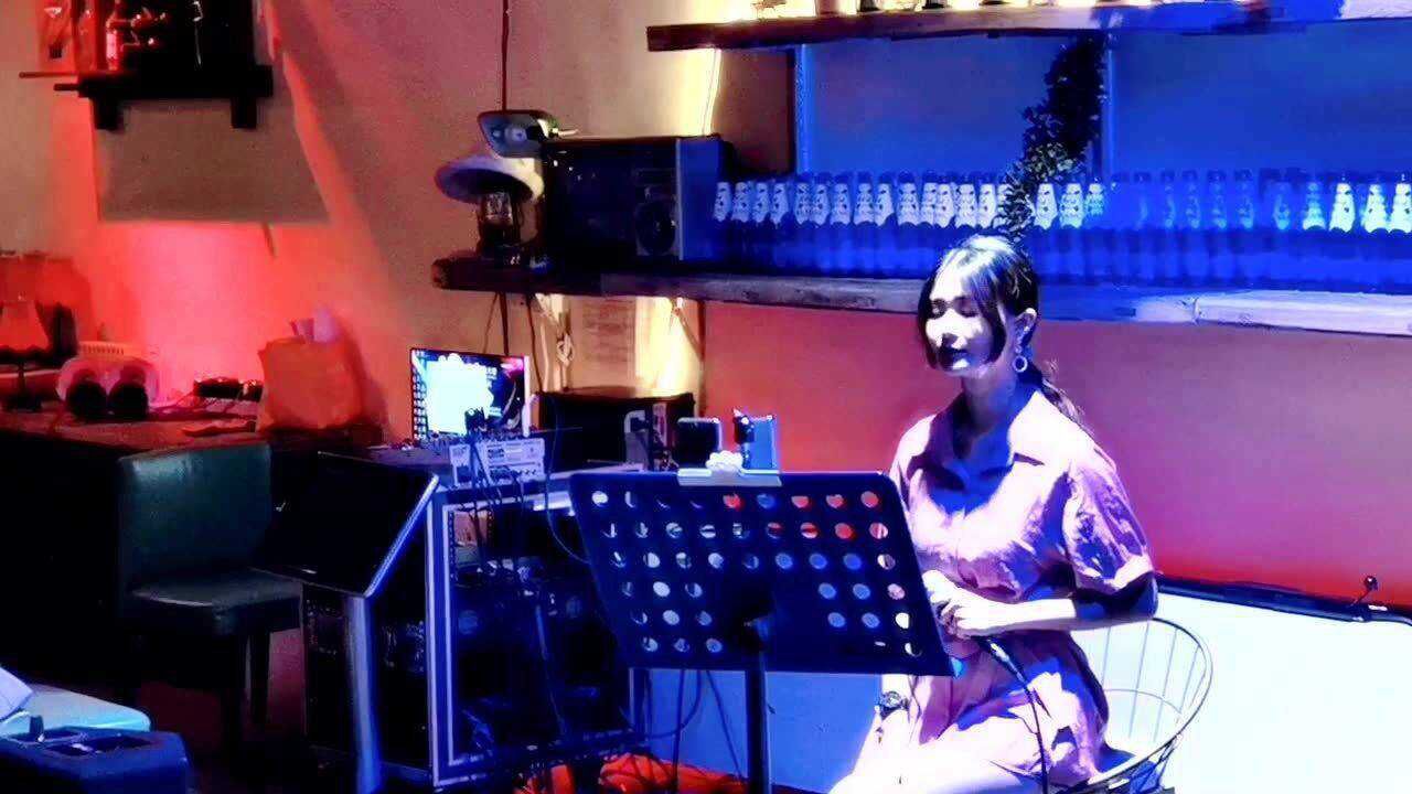 小姐姐清吧驻唱一首粤语版《我曾用心爱着你》，唱到心底的情歌_高清1080P在线观看平台_腾讯视频