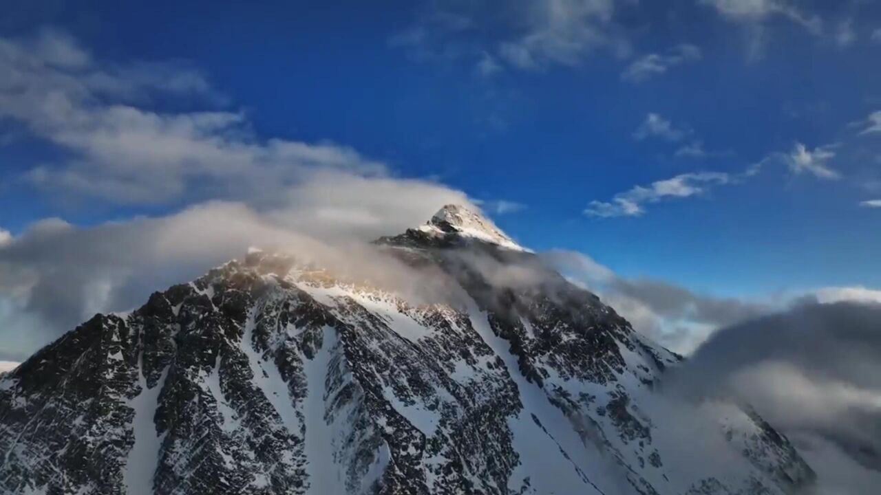 大疆 MAVIC 3 飞越珠穆朗玛峰的视频。世界最高点原来这么小，就是一道突起的棱线。_腾讯视频