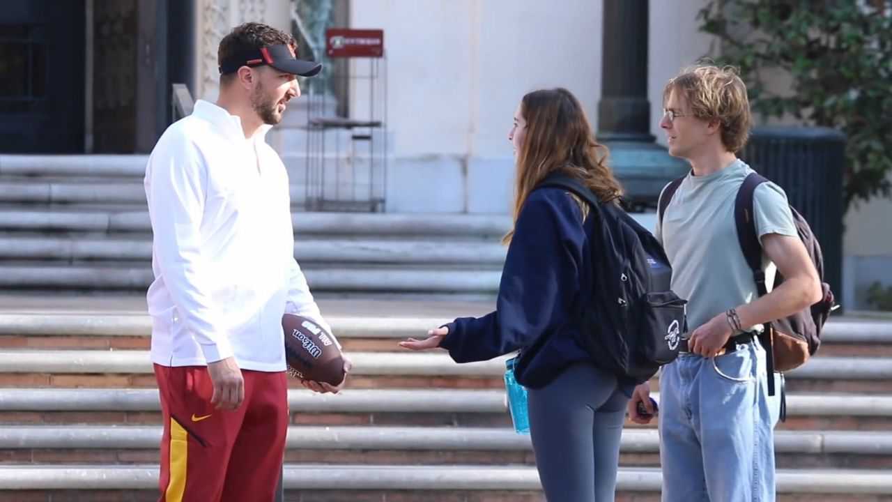 社会实验：当弱者街头遭人欺负时，妹子的仗义之举令人暖心_高清1080P在线观看平台_腾讯视频