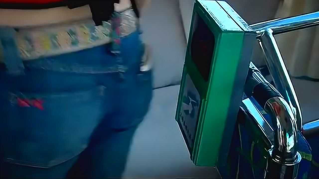 爱情公寓之公车的刷卡的方式_腾讯视频