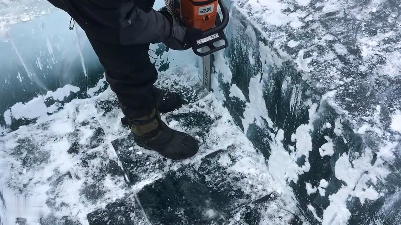 湖面结冰，凿开冰面，潜水员带你看看冰下是什么样子？_腾讯视频