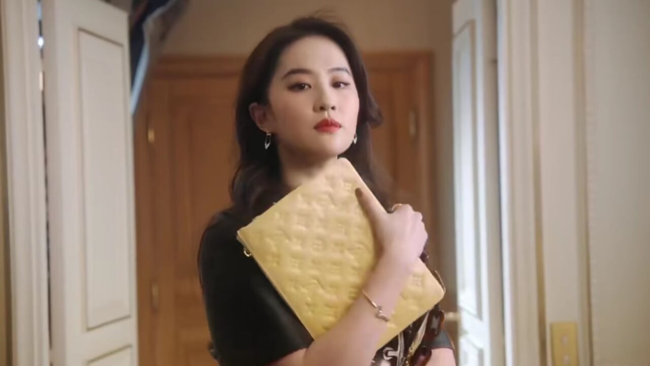 刘亦菲观看F1赛车比赛神仙颜值不减当年_腾讯视频}