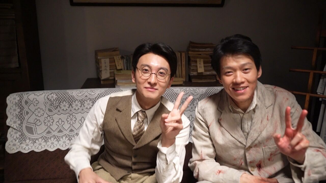 魏大勋镜头之外和好兄弟相互调侃，拍摄时立刻切换状态，为了贴合人物形象，魏大勋连吃三口剁辣椒，虽然表面看似丝毫不慌，但下一秒便立刻开启“补水 ...