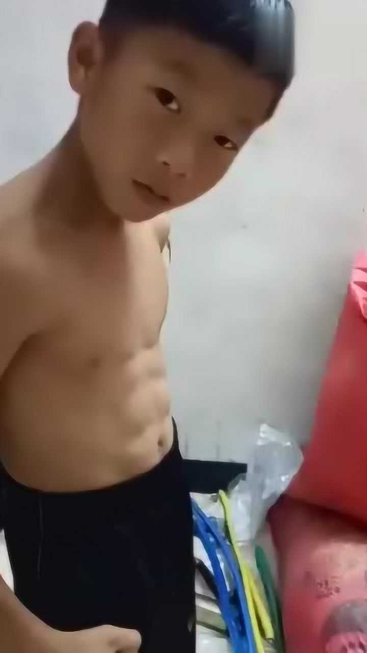 7岁小孩的腹肌练成这样!不知他爸爸是怎样训练的!高清1080p在线观看平台腾讯视频