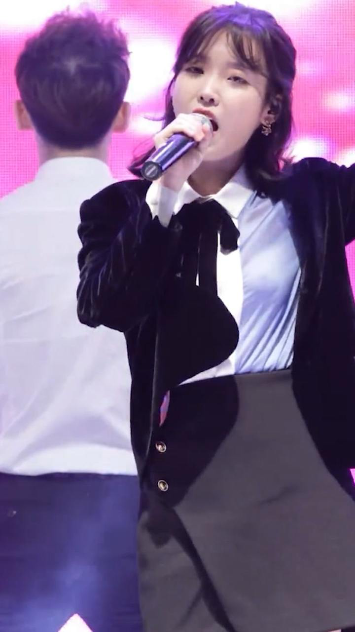 IU没有戴Bra吗？好尴尬_腾讯视频