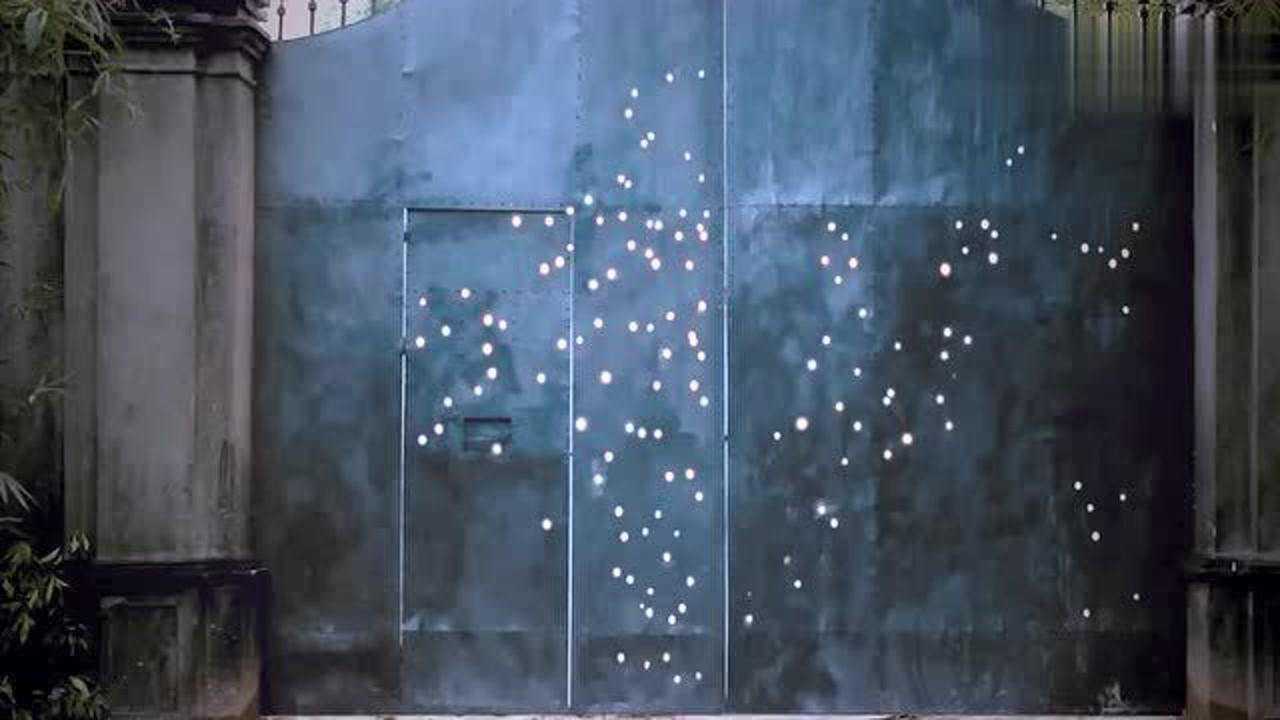 让子弹飞：张麻子这枪法真了不得，铁门上打问号！_腾讯视频