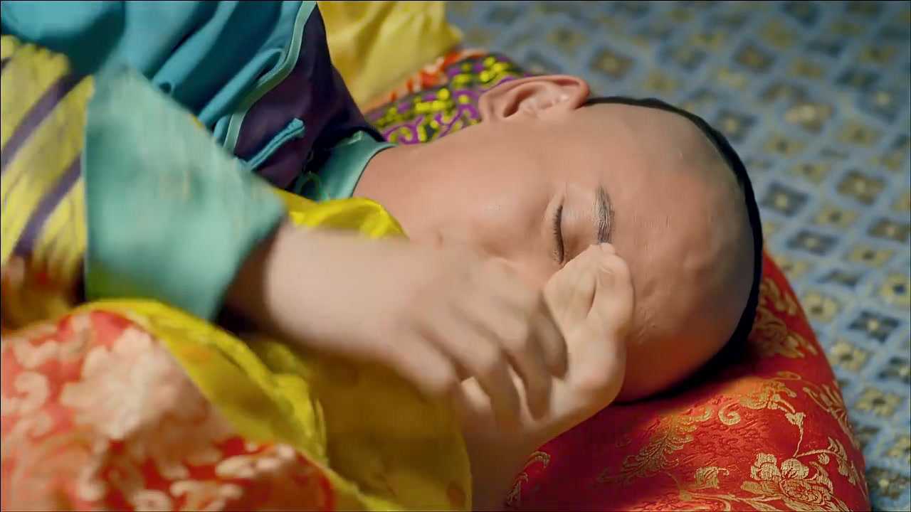 韦小宝喝醉酒进了公主的房间，睡着把公主的脚啃了，太逗了！_腾讯视频