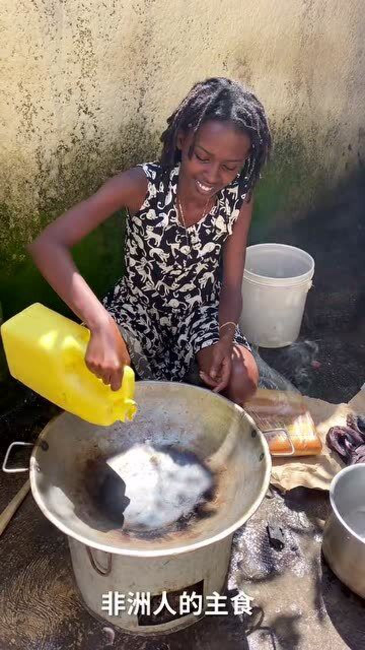 非洲人的主食鲶鱼炒面包？这是什么吃法！看起来味道相当不错！_高清1080P在线观看平台_腾讯视频