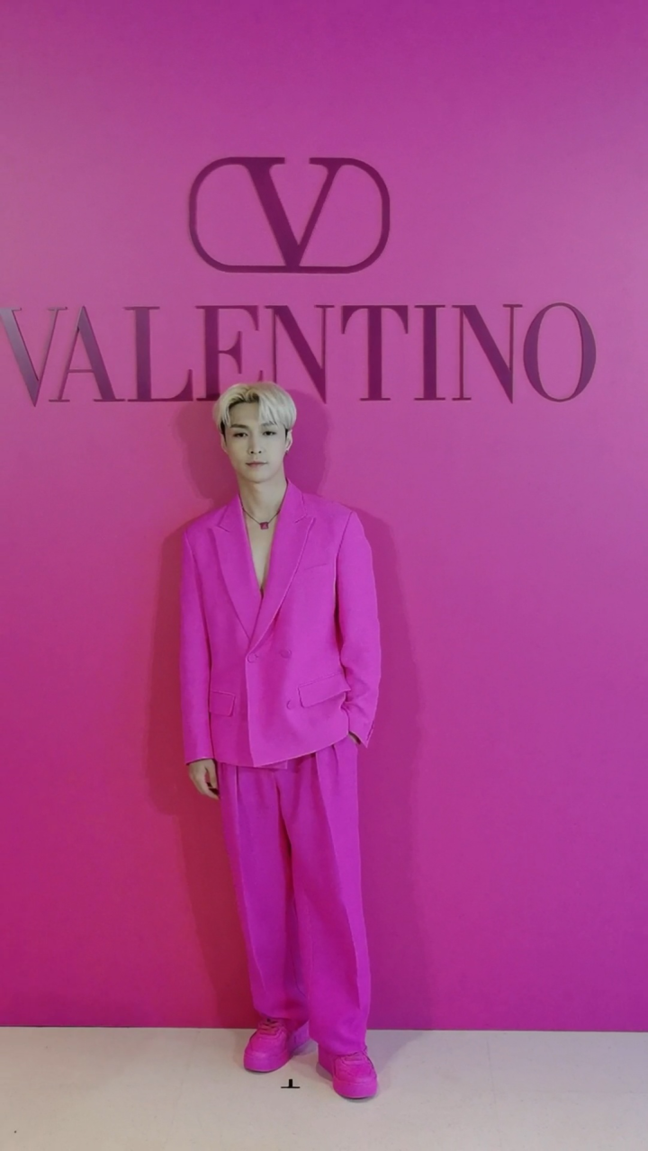 张艺兴一身粉色亮相，粉色耳钉十分抢眼_高清1080P在线观看平台_腾讯视频