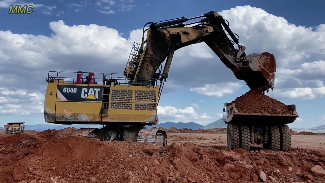 巨大的卡特彼勒 6040 挖掘机装载日立 EH3500 翻斗车_腾讯视频