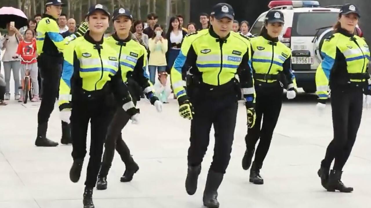 Instreet当严肃的交警突然骚起来，拦都拦不住啊_腾讯视频