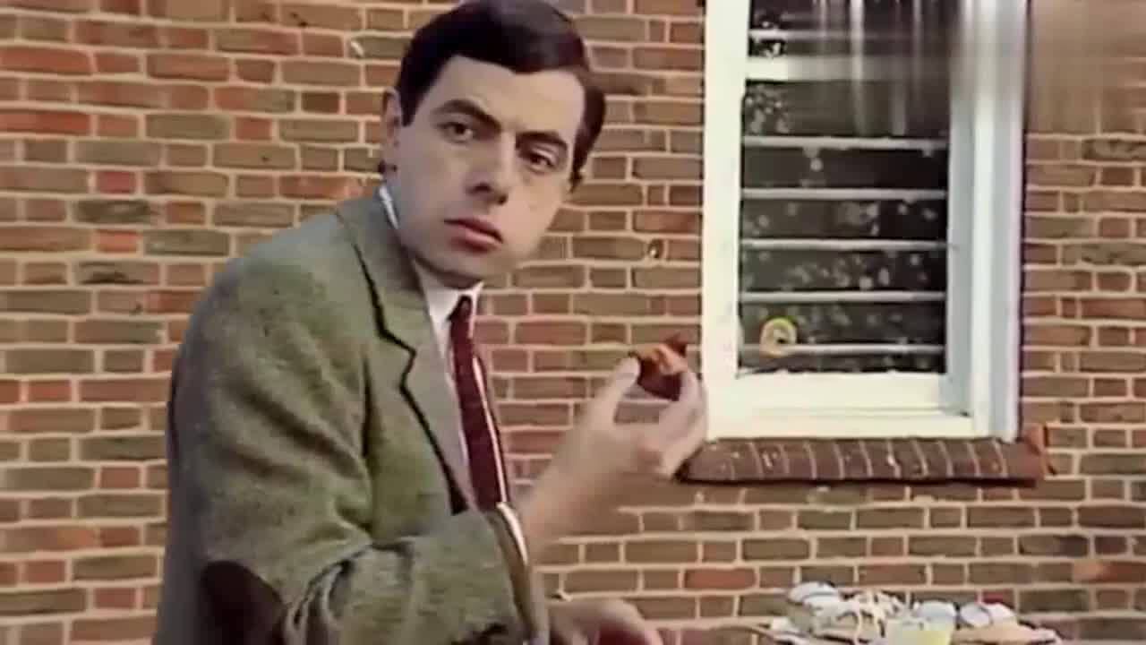 《憨豆先生》正在享受吃蛋糕,回头一看,车子被坦克压扁了!_高清1080P在线观看平台_腾讯视频