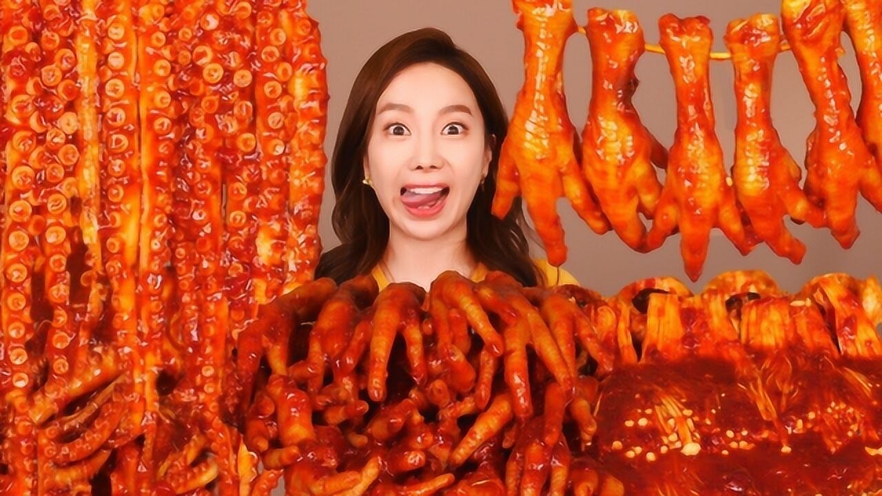 【Ssyoung吃播】素英吃鸡爪和章鱼，一口嗦一个，这娘们真会吃_腾讯视频