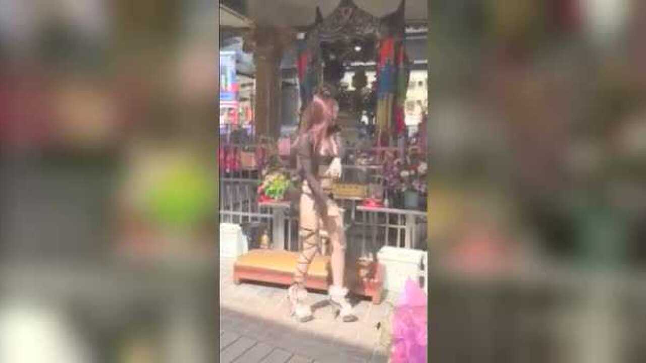 美女穿丁字裤性感热舞,身材火辣,路人一脸懵b纷纷拍照高清1080p在线观看平台腾讯视频