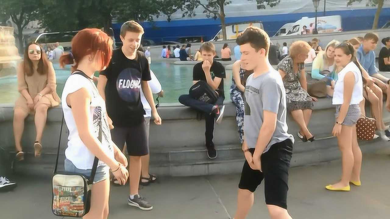 亲吻或者踢那里，这游戏只有外国人敢玩高清1080p在线观看平台腾讯视频