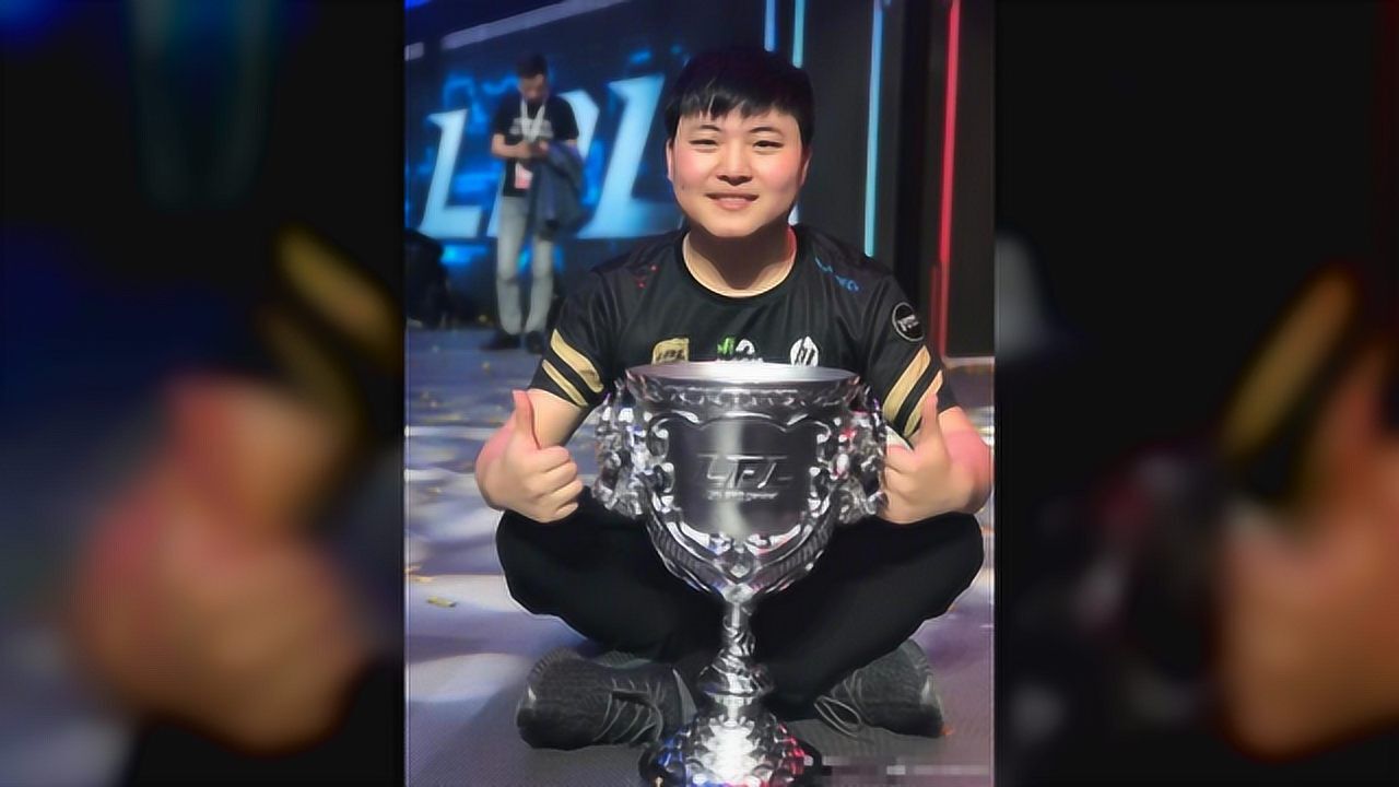 UZI退役后首度亮相!姿态爆料最新资讯,他已经找到了新的工作_腾讯视频