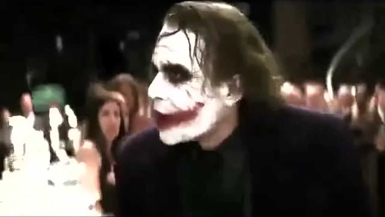 《蝙蝠侠2黑暗骑士》小丑希斯莱杰把所有人当成玩具的一段表演_高清1080P在线观看平台_腾讯视频