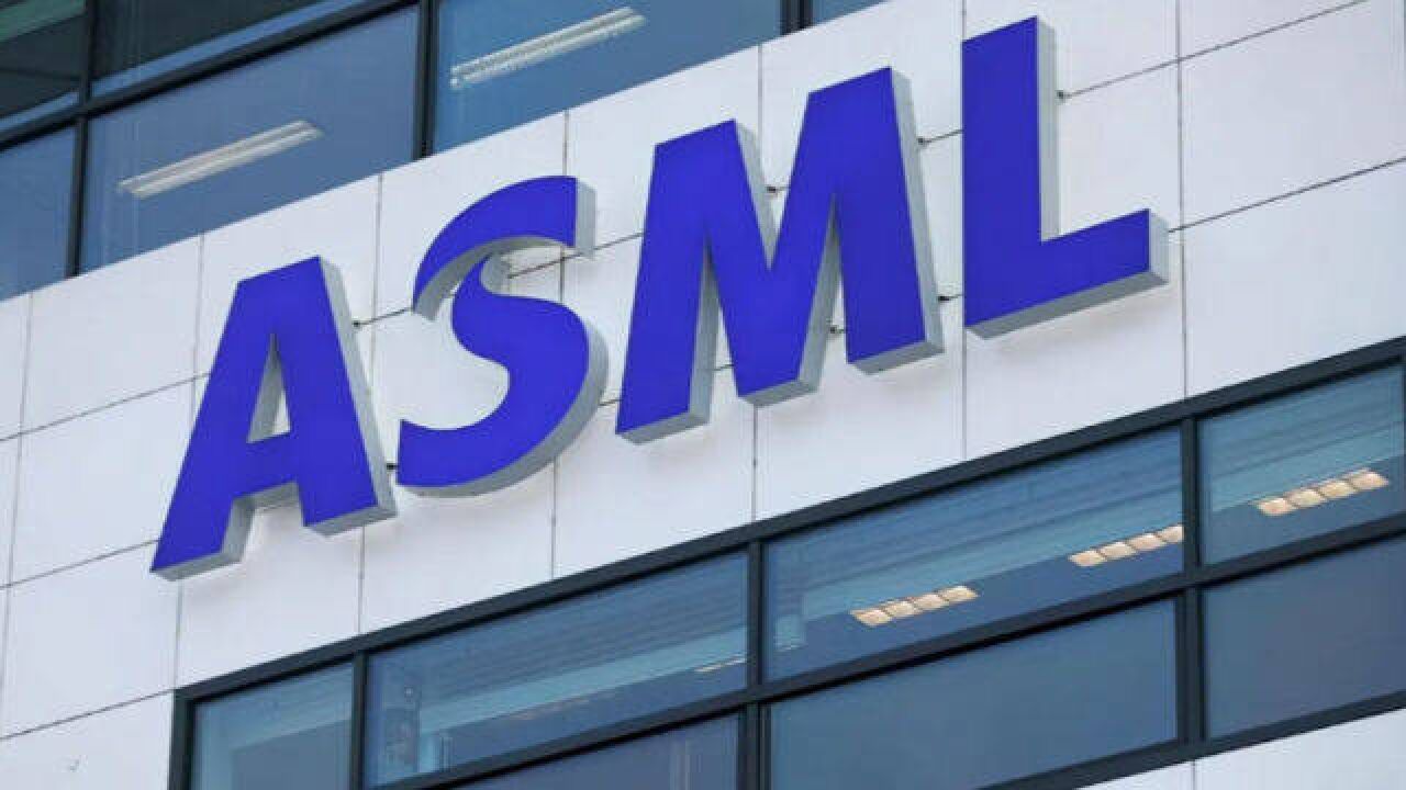 荷兰ASML一反常态，继续对华出售光刻机，背后是国产芯片步步紧逼_腾讯视频