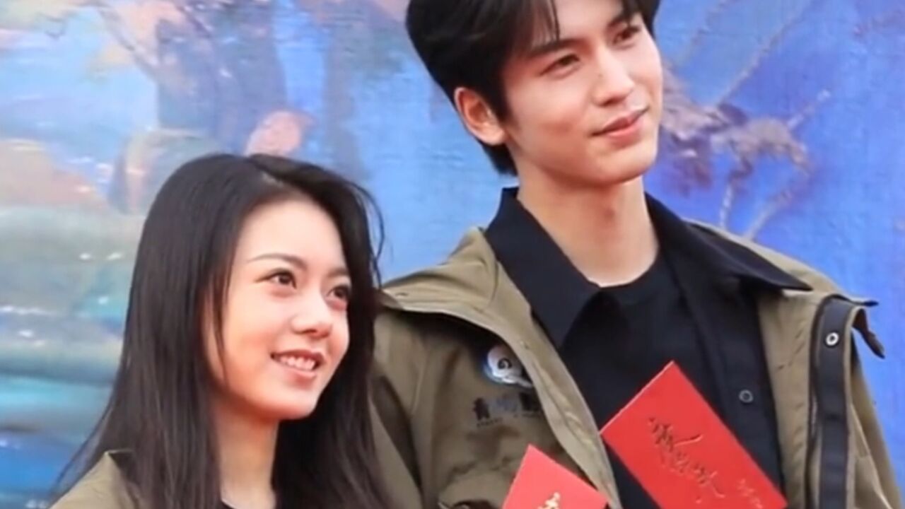 《度年华》开机路透，张凌赫赵今麦亮相，二人同框拍照被摄影师调侃害羞了_高清1080P在线观看平台_腾讯视频