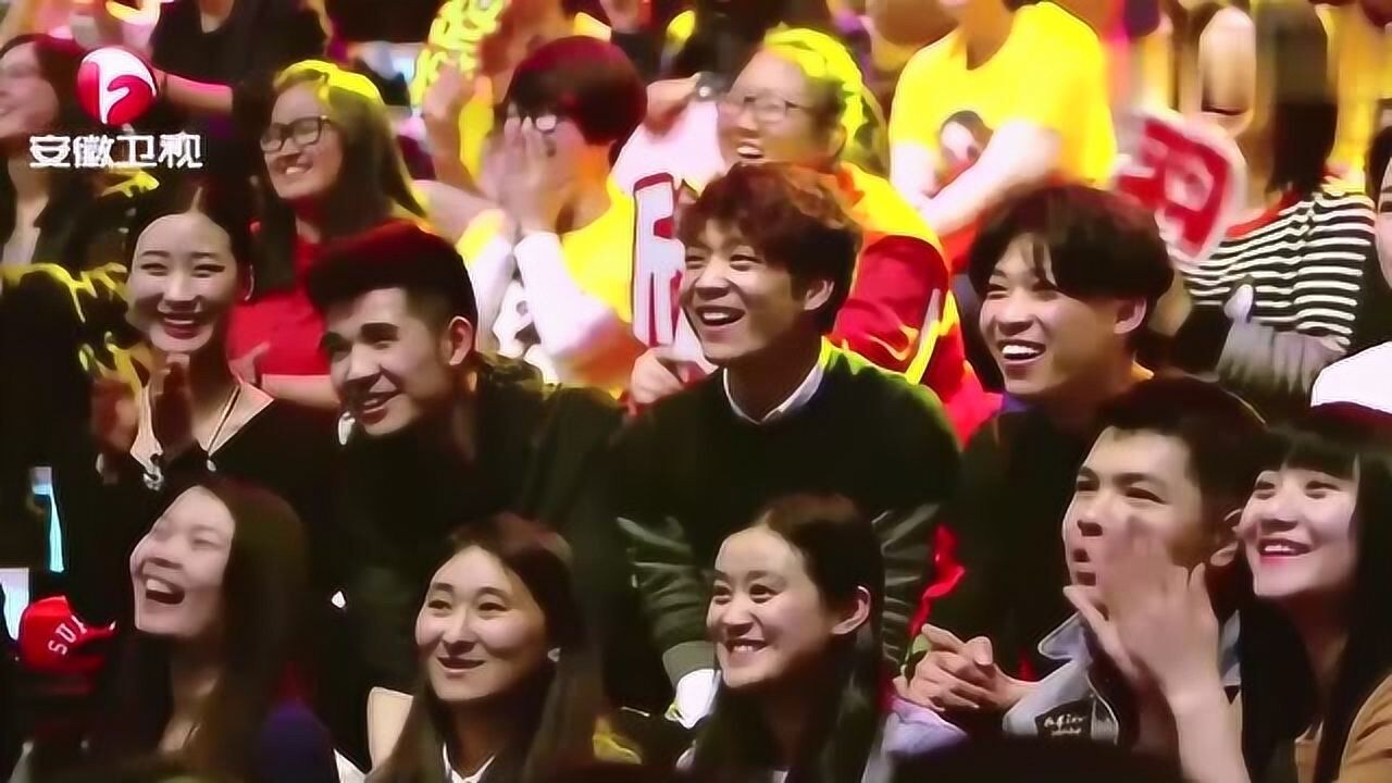 李宏毅接受老师的惩罚，小敏上去强亲李宏毅，两人满观众席跑！_高清1080P在线观看平台_腾讯视频