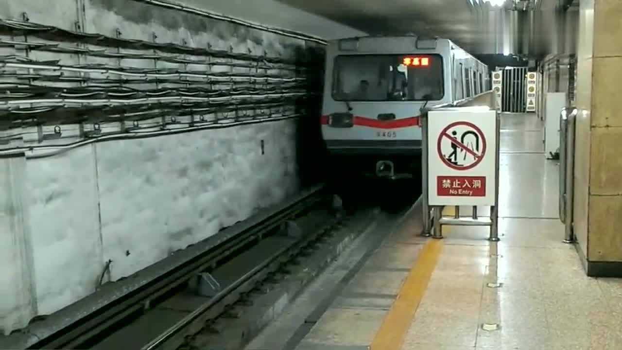 北京地铁1号线DKZ4进出站，从建国门进站开往苹果园方向_腾讯视频