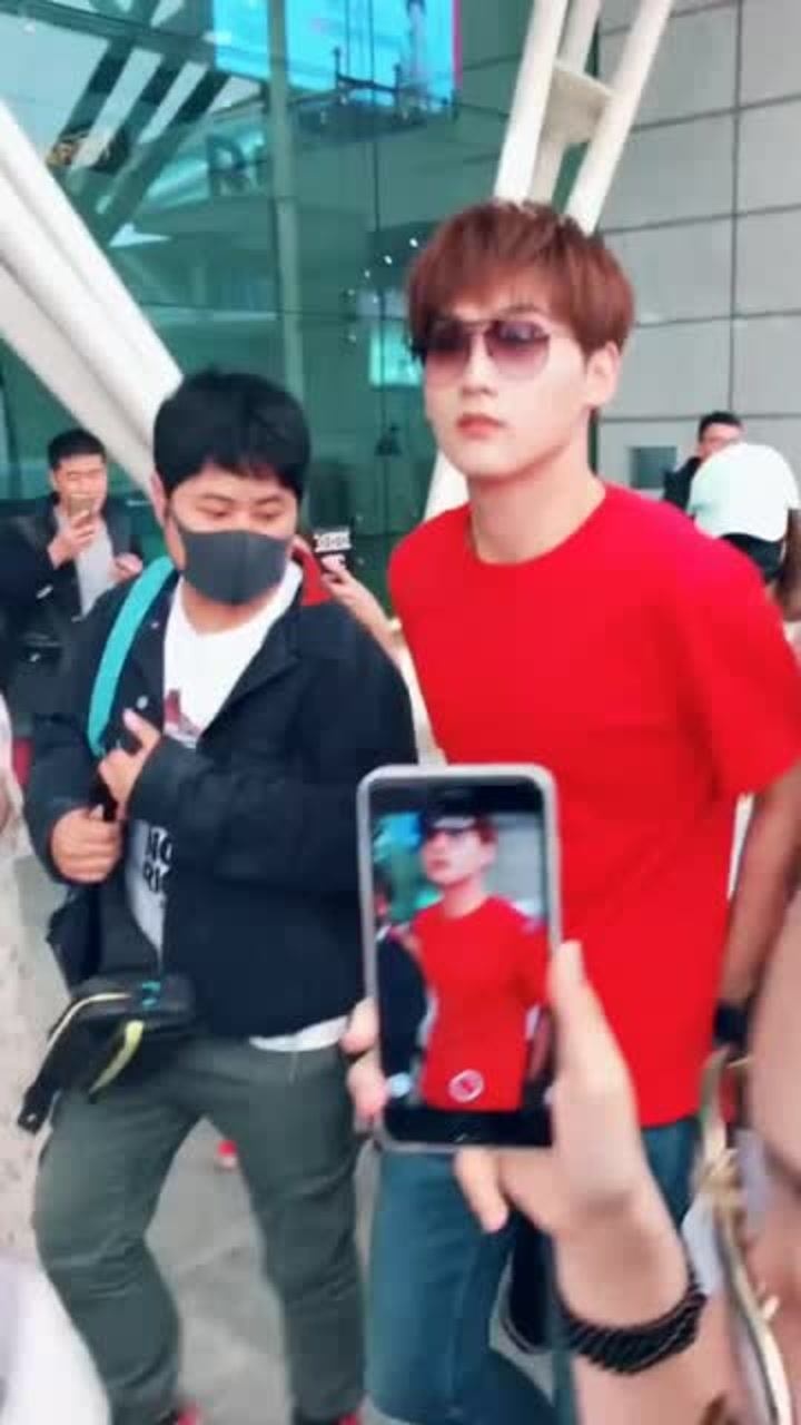 邢昭林帅气脱衣服，瞬间觉得血槽已空，怎么会有这么好看的小哥哥_高清1080P在线观看平台_腾讯视频