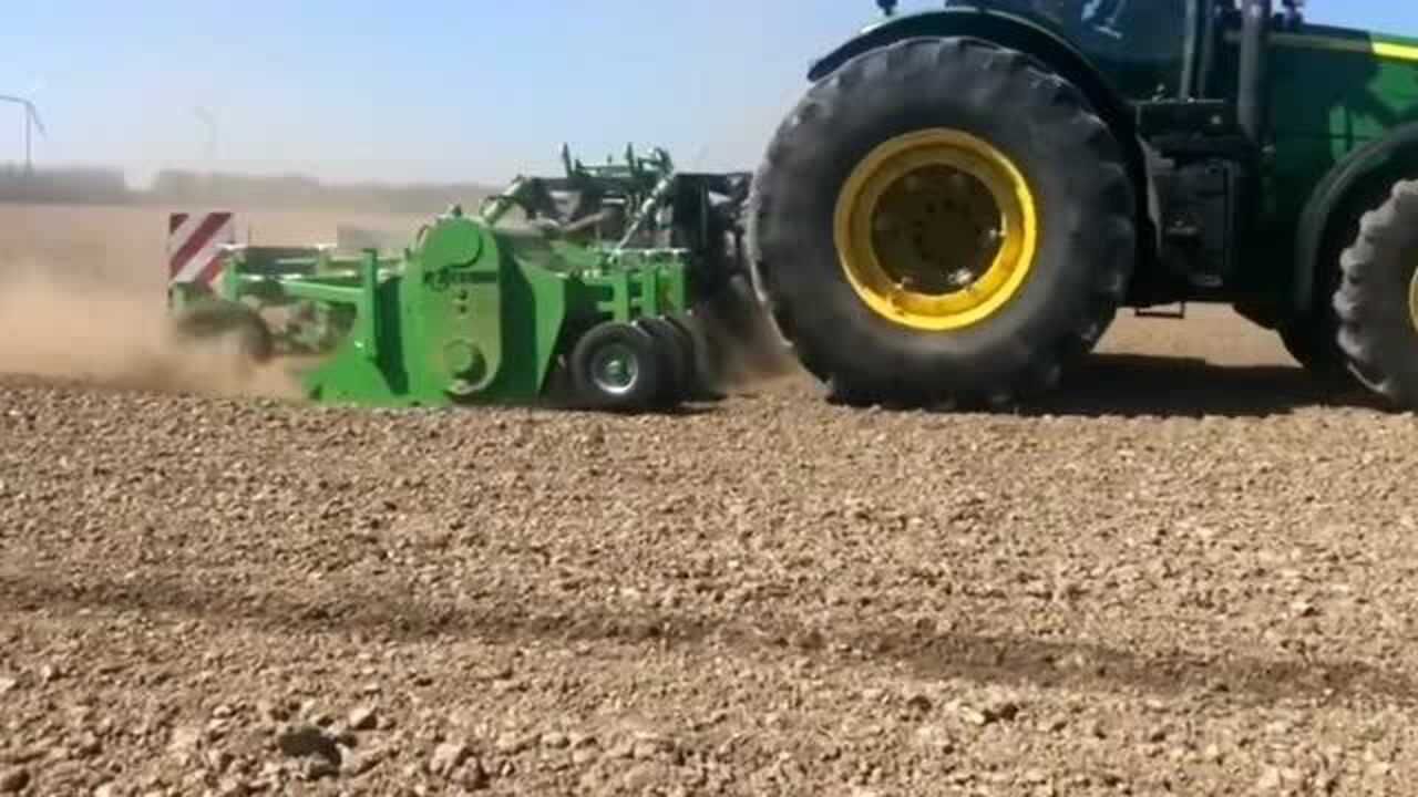 约翰迪尔拖拉机前后悬挂农具作业，这后面的工具真拉风，速度也不慢_高清1080P在线观看平台_腾讯视频