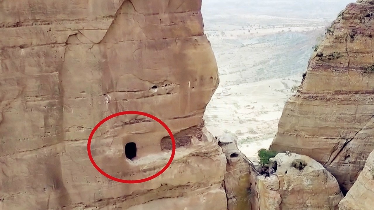 悬崖上的教堂，必须光脚攀登，经常死人还年年都爬_腾讯视频