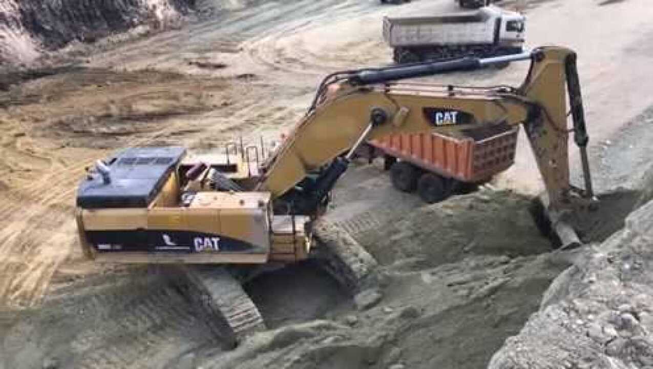 卡特385C挖掘机左右开工，一车三铲为标准_腾讯视频