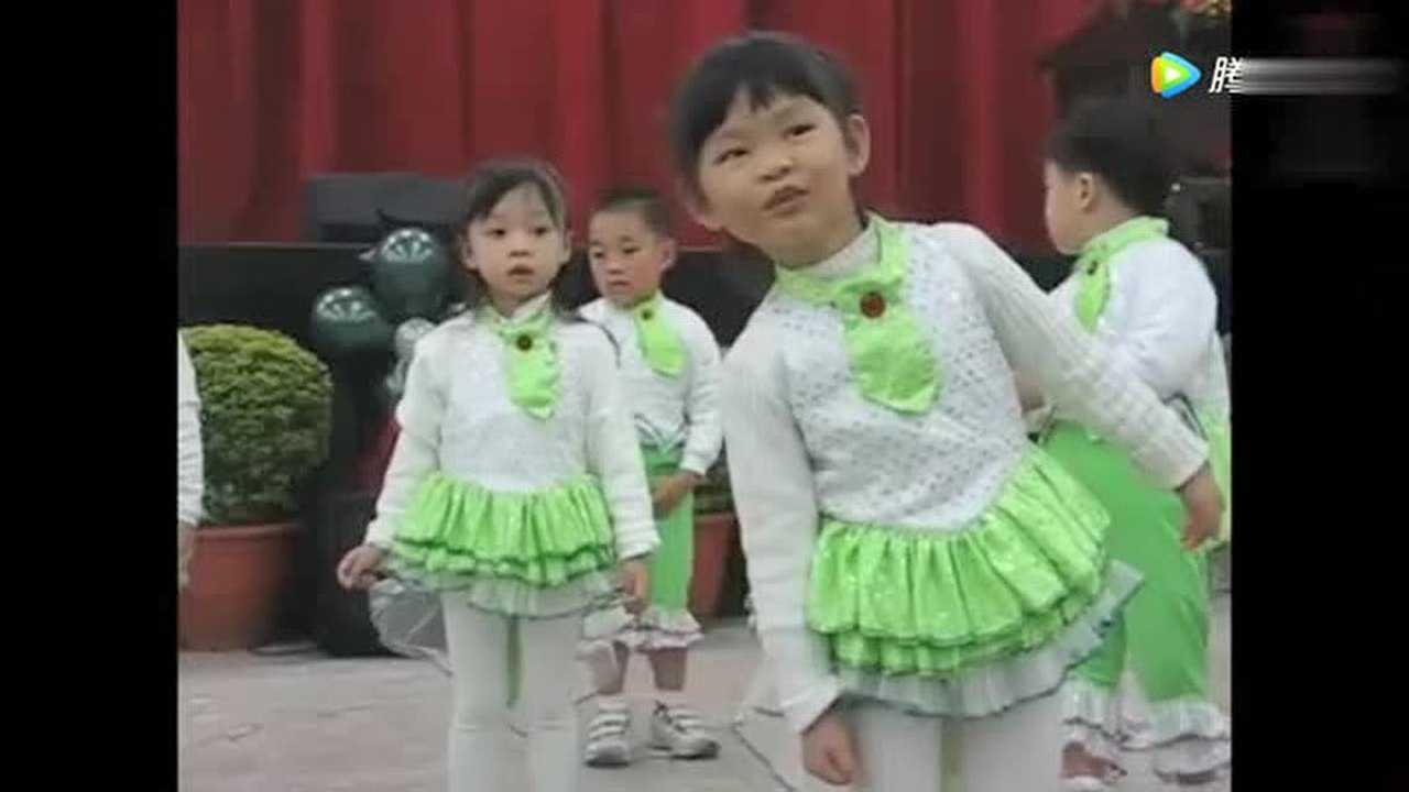 幼儿园舞蹈表演结果后排小男孩全程各种憋尿小模样可爱极了!高清1080p在线观看平台腾讯视频