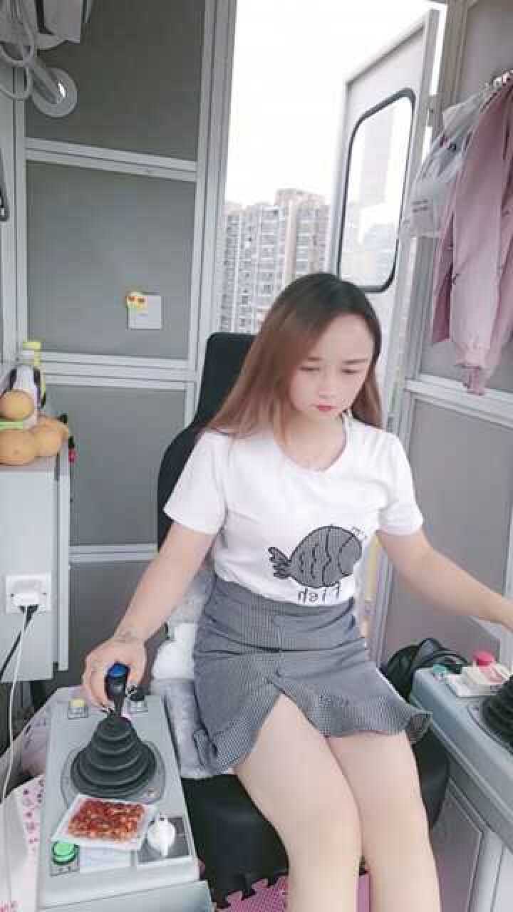 还好穿的是裙子，不然就要尿裤子了！高清1080p在线观看平台腾讯视频