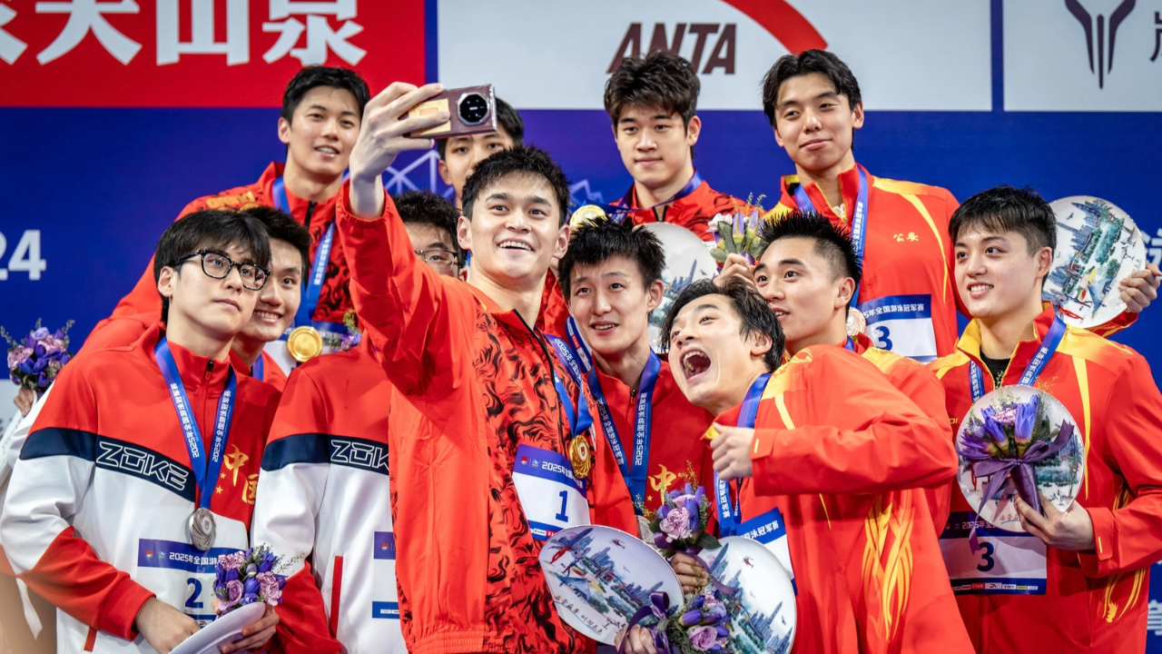 赛帧 | 孙杨主动击掌潘展乐！组织队友鞠躬谢场 携手汪顺一起领奖_腾讯新闻