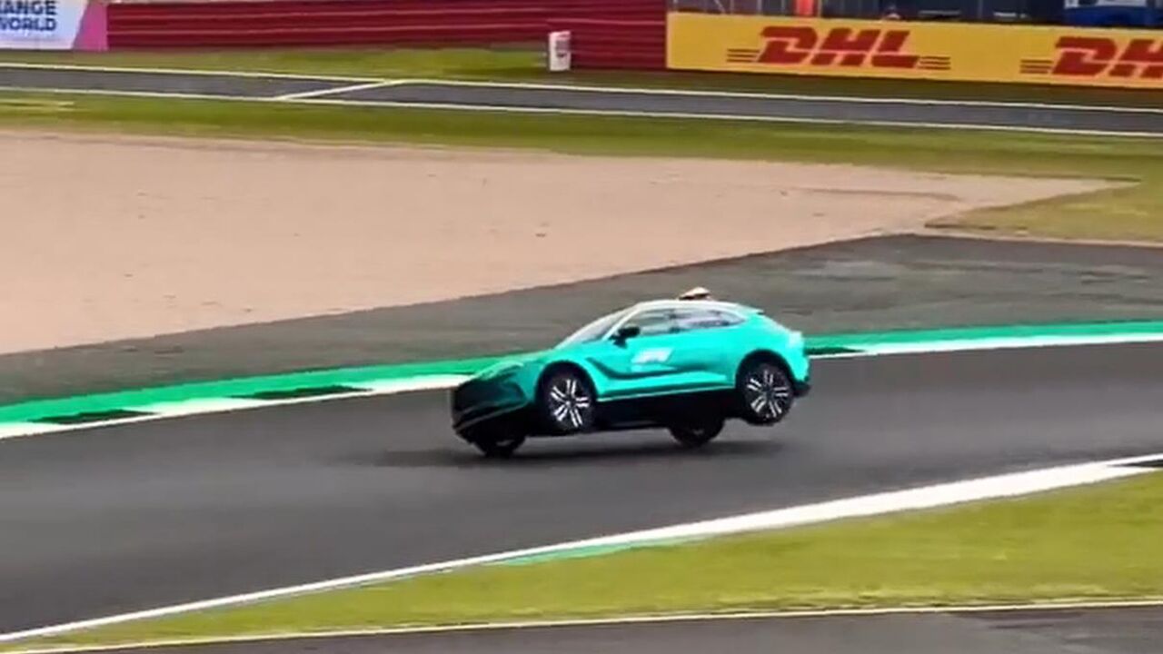 故意炫技or极限救车？F1英国大奖赛医疗车抢镜两轮过弯秀翻天_高清1080P在线观看平台_腾讯视频