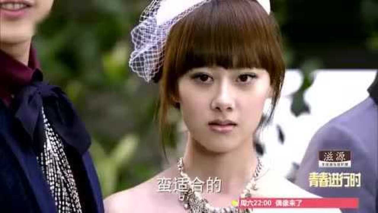 明晓溪好骁勇,穿着一件号衣配项链,却穿这五指袜列席_腾讯视频