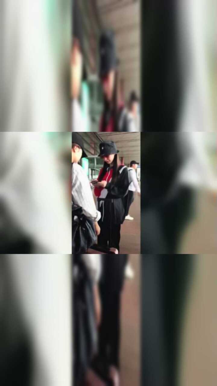 偶遇小姐姐宋轶，给粉丝签名亲和力十足，网友：独特韵味的美女！_腾讯视频