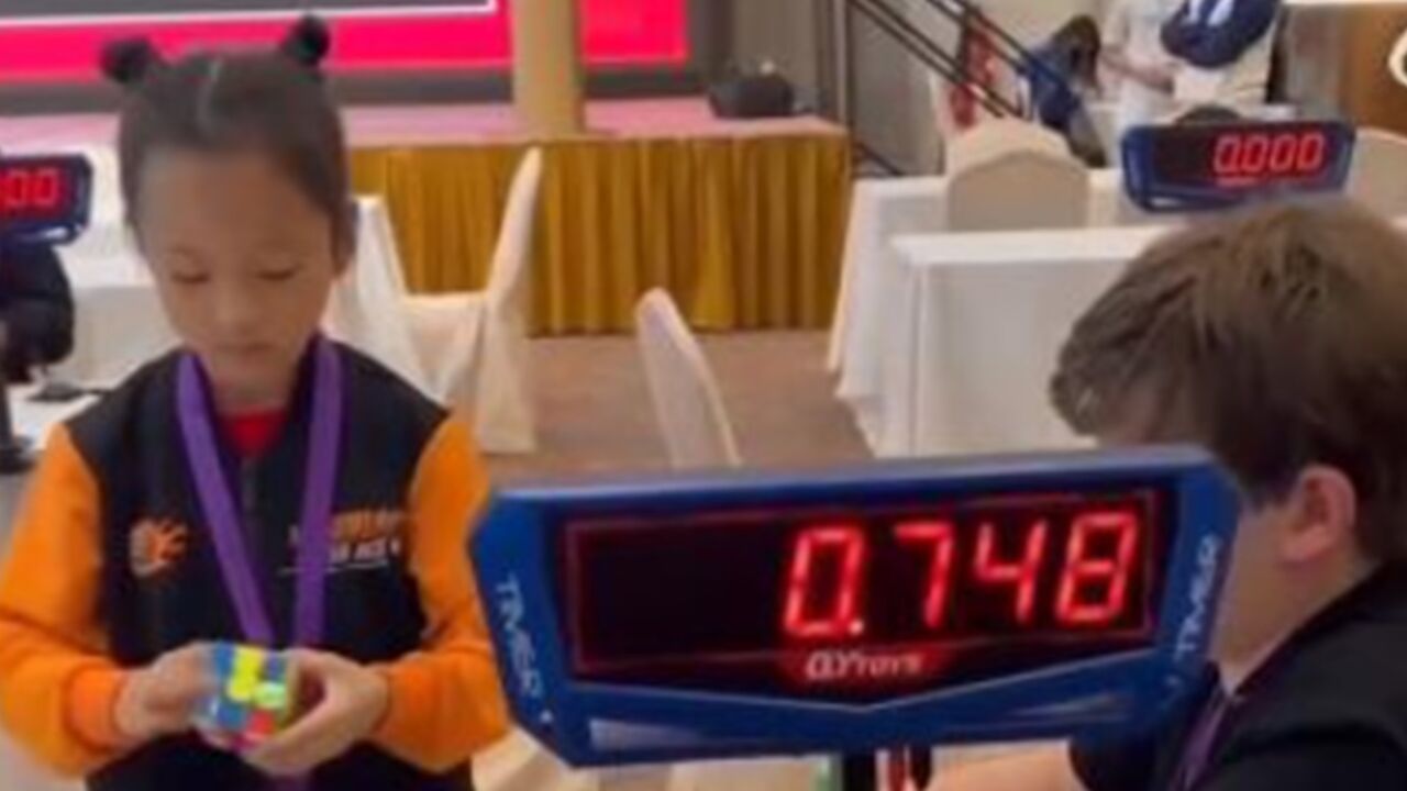 5秒97！6岁中国女孩破魔方世界纪录，网友：这时间够我看六个面_腾讯视频}